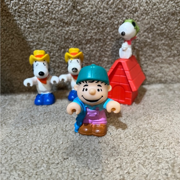 Peanuts | Toys | Peanuts Linus Snoopy Lot Of 4 Pvc Figures Dog House ...